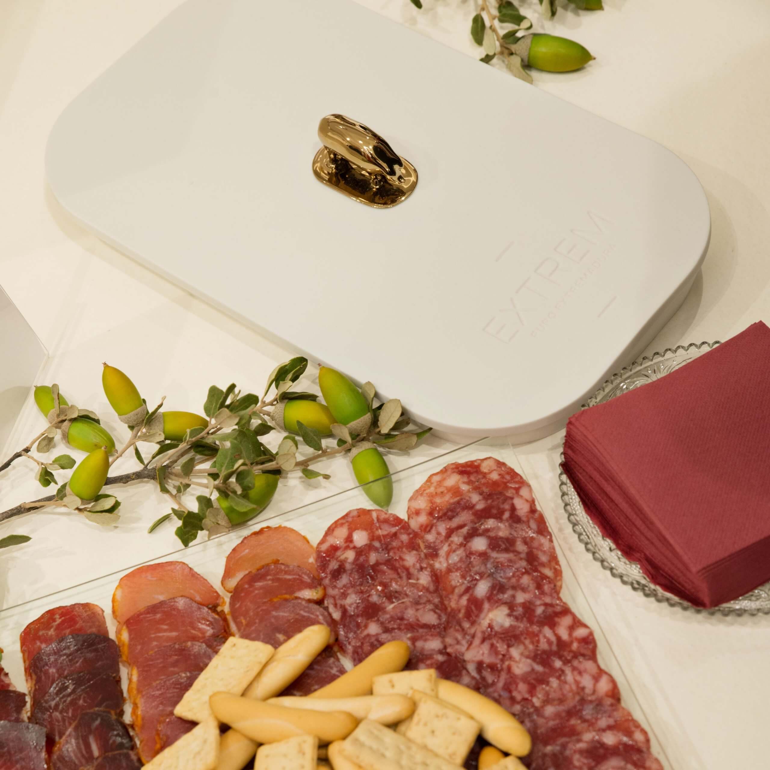 A GOLDEN PIG FOR A PREMIUM HAM - LLADRÓ MAGAZINE